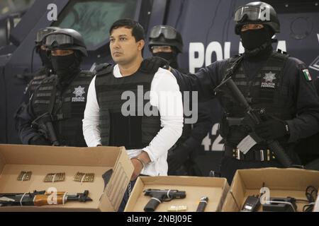 Federal Police agents present Jesus Enrique Aguilar, alias "El Mamito ...