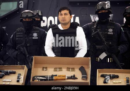 Federal Police agents present Jesus Enrique Aguilar, alias "El Mamito ...