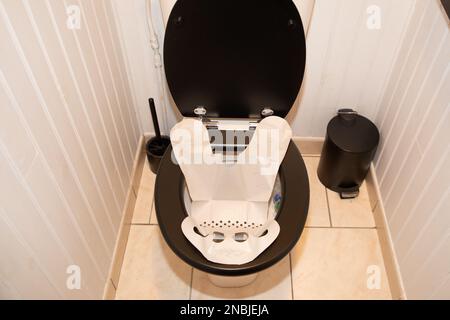 stool collection disposable device that facilitates the stool ...