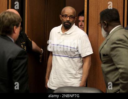 Accused serial killer Anthony Sowell appears for the start of his trial ...