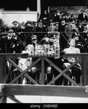 Italian dictator Mussolini with his family Stock Photo - Alamy