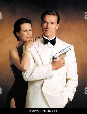 TRUE LIES USA 1994 James Cameron Dana Tasker (ELIZA DUSHKU) and Harry ...