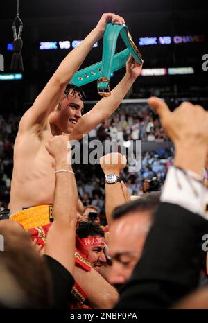 Julio Cesar Chavez Sr., right, congratulates his son Julio Jr. after ...