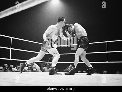 Billy Walker, right, and Jack Bodell shake hands at the weight-in at ...