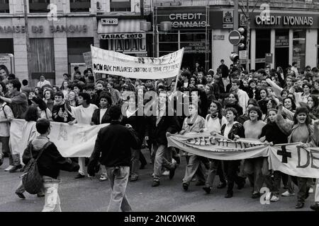 Archives 90ies: Pupils protest against visit of Simone Veil in ...