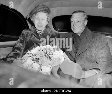 Arrival of the Queen Mary - New York - after maiden voyage Stock Photo ...
