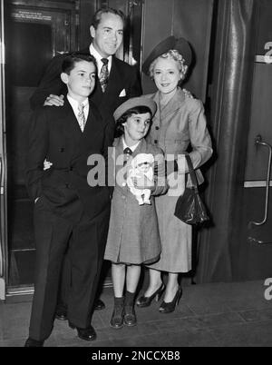 Mary Pickford, standing, hand on hip cph.3b05766 Stock Photo - Alamy