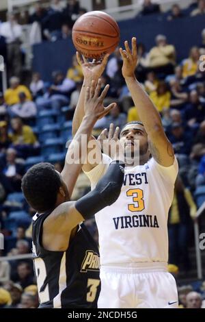 West Virginia's Casey Mitchell shoots over Syracuse's Scoop Jardine ...