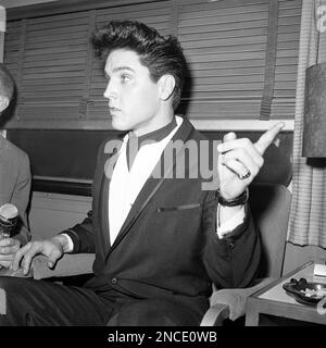 ELVIS PRESLEY DURING INTERVIEW SINGER & ACTOR (1959 Stock Photo - Alamy