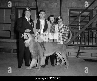 THE SIN OF HAROLD DIDDLEBOCK, director Preston Sturges (center ...