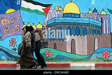 Mural depicting Arabic women in Muharraq Bahrain Stock Photo - Alamy