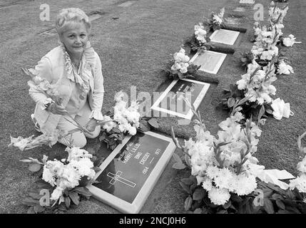 BING CROSBY with first wife Dixie Lee and from left their children Philip, Lindsay, Gary and ...