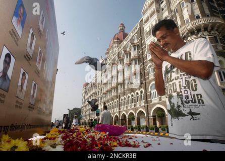 Police officers homage, 2008 Mumbai attack, terrorist attack, terror ...