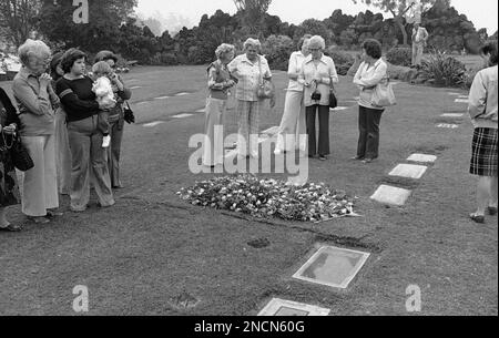 BING CROSBY with first wife Dixie Lee and from left their children Philip, Lindsay, Gary and ...