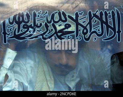 Yemeni man chewing qat Stock Photo - Alamy