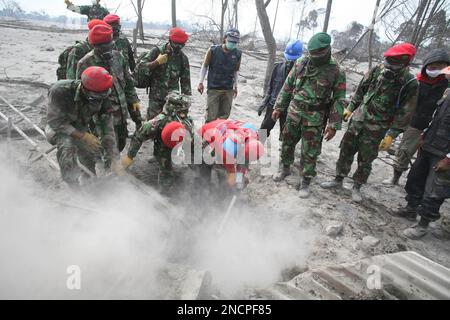 Rescuers search for the victims of Mount Merapi eruption in Wukir Sari ...