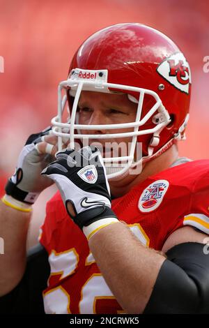 Kansas City Chiefs center Casey Wiegmann (62) lines up during an NFL ...