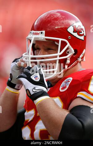 Kansas City Chiefs center Casey Wiegmann (62) lines up during an NFL ...