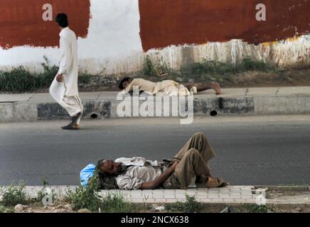 homeless men living under bridge ohio Stock Photo - Alamy