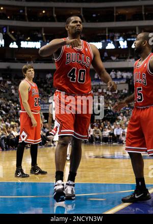 Chicago Bulls center Kurt Thomas, left, celebrates with teammate ...