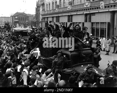 The scene in a Copenhagen street as British airborne men drove through ...