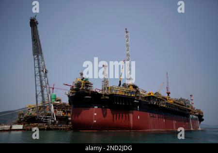 BrasFels shipyard in Angra dos Reis - Construction of oil platform ...