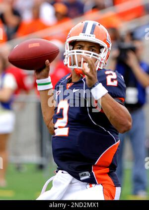 Illinois quarterback Nathan Scheelhaase (2) sets to pass against ...