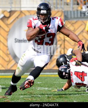 Atlanta Falcons running back Michael Turner (33) scores a touchdown ...