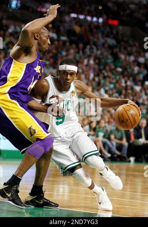 Boston Celtics' Rajon Rondo drives around New York Knicks' Jason Smith ...