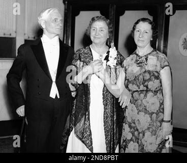 Eleanor Roosevelt and Helen Keller in Marthas Vineyard, Massachusetts ...