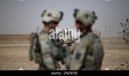 U.S. Army Soldiers from Bravo Company, Special Troops Battalion, Task ...