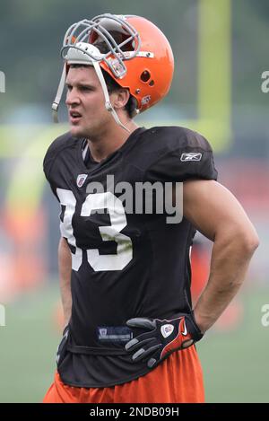 Cleveland Browns linebacker Jason Trusnik, center, and cornerback ...