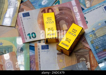 Euro banknotes and gold ingots close up Stock Photo - Alamy