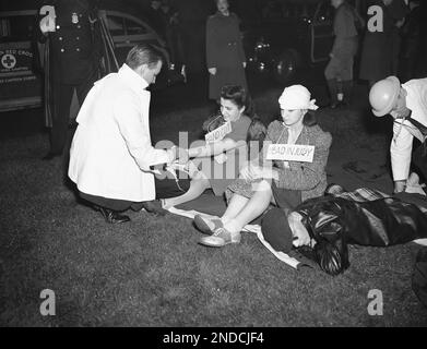 Students during an air-raid drill in Tokyo. [automated translation ...