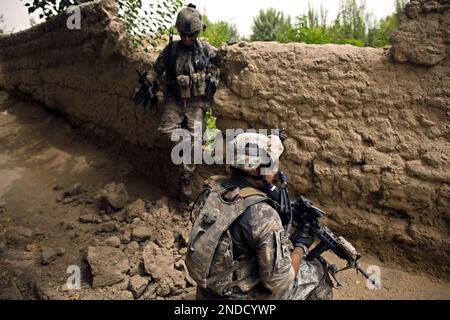 A U.S. Army soldier of the 1-320th Alpha Battery, 2nd Brigade of the ...