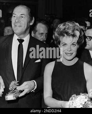 Rachel Roberts and husband Rex Harrison read telegrams congratulating ...