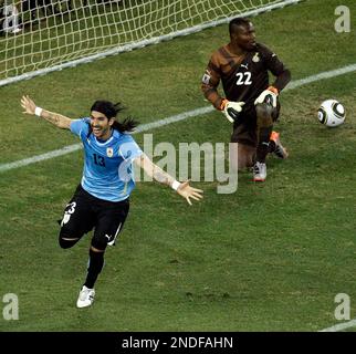 Goalkeeper Richard Kingson (C) of Ghana celebrates with his teammates ...