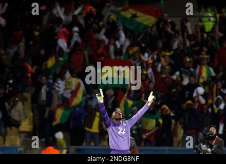 Goalkeeper Richard Kingson (C) of Ghana celebrates with his teammates ...