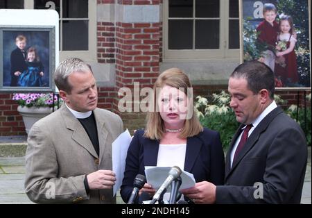David Sochat, right, listens as his wife Debra, sister of Laura Stone ...