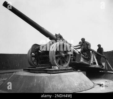 German Troops in Normandy with a Six Barrel Rocket Launcher Nebelwerfer ...