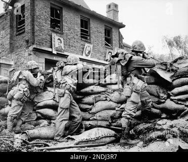 SEOUL, KOREA - 20 September 1950 - US Marines fighting in the streets ...