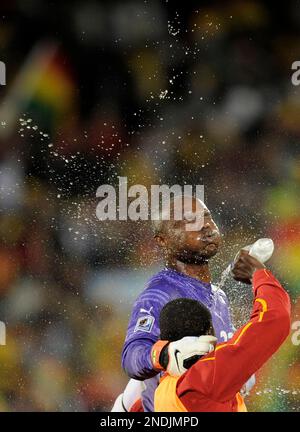 Goalkeeper Richard Kingson (C) of Ghana celebrates with his teammates ...