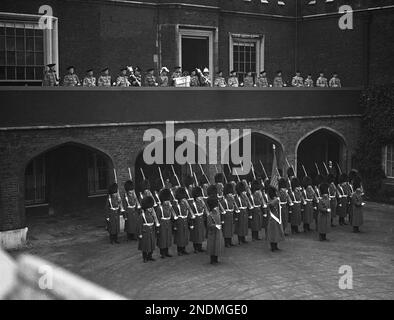 Friary Court in St James's Palace in London Stock Photo - Alamy