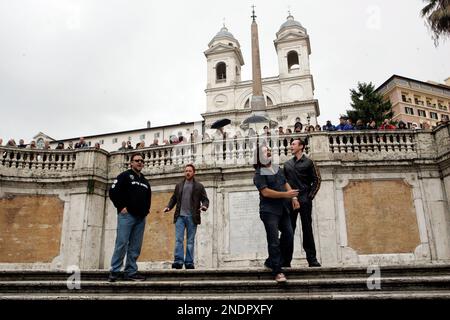 Scott Grimes, Russell Crowe, Kevin Durand, and friends Russell Crowe is ...