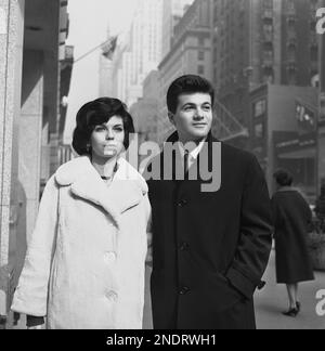 Tommy Sands and his wife Nancy Sinatra are shown window shopping on ...