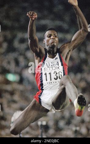 MIKE POWELL LONG JUMP FINAL TOKYO 30 August 1991 Stock Photo - Alamy
