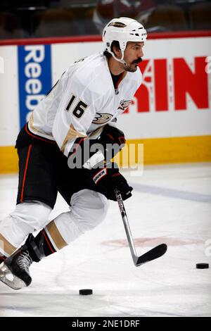 Anaheim Ducks right winger George Parros warms up before facing the ...