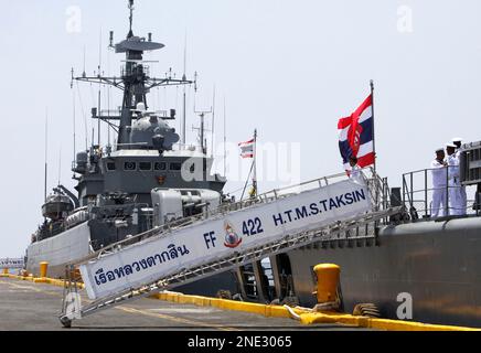 FF 422 HTMS Taksin, flagship of the Royal Thai Naval Cadet Training ...