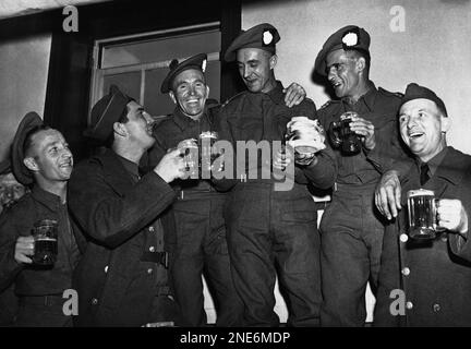 British and American soldiers drink a toast, 1942 Stock Photo - Alamy