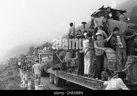 Vietnam: South Vietnamese refugees fleeing the communist conquest of ...